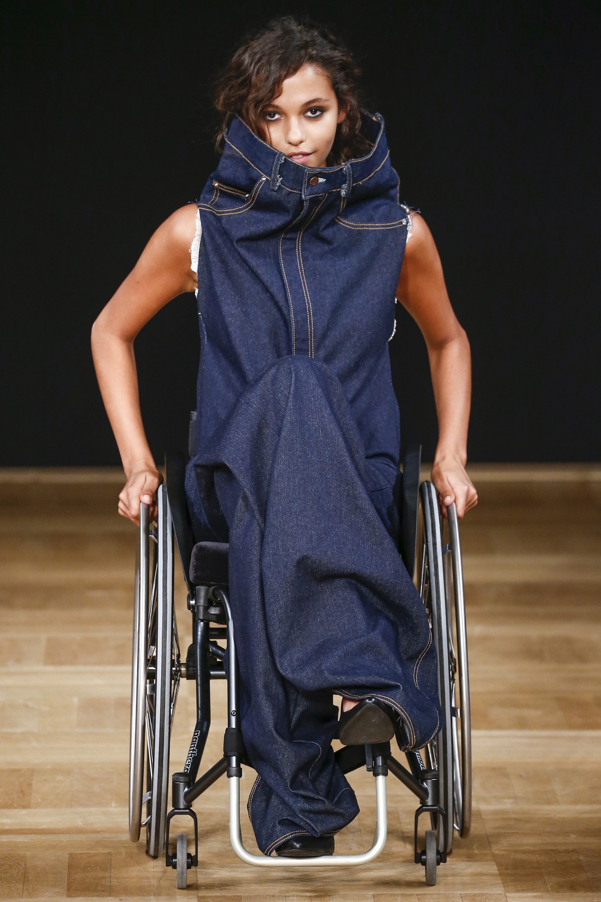 Designer måtte ikke bruge modeller i kørestol ved modeshow under ...