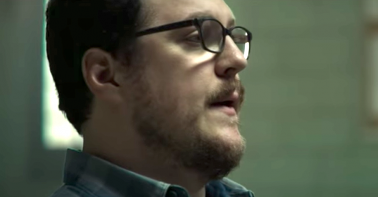 Ny ’Mindhunter’-video viser Cameron Brittons uhyggelige forvandling til ...
