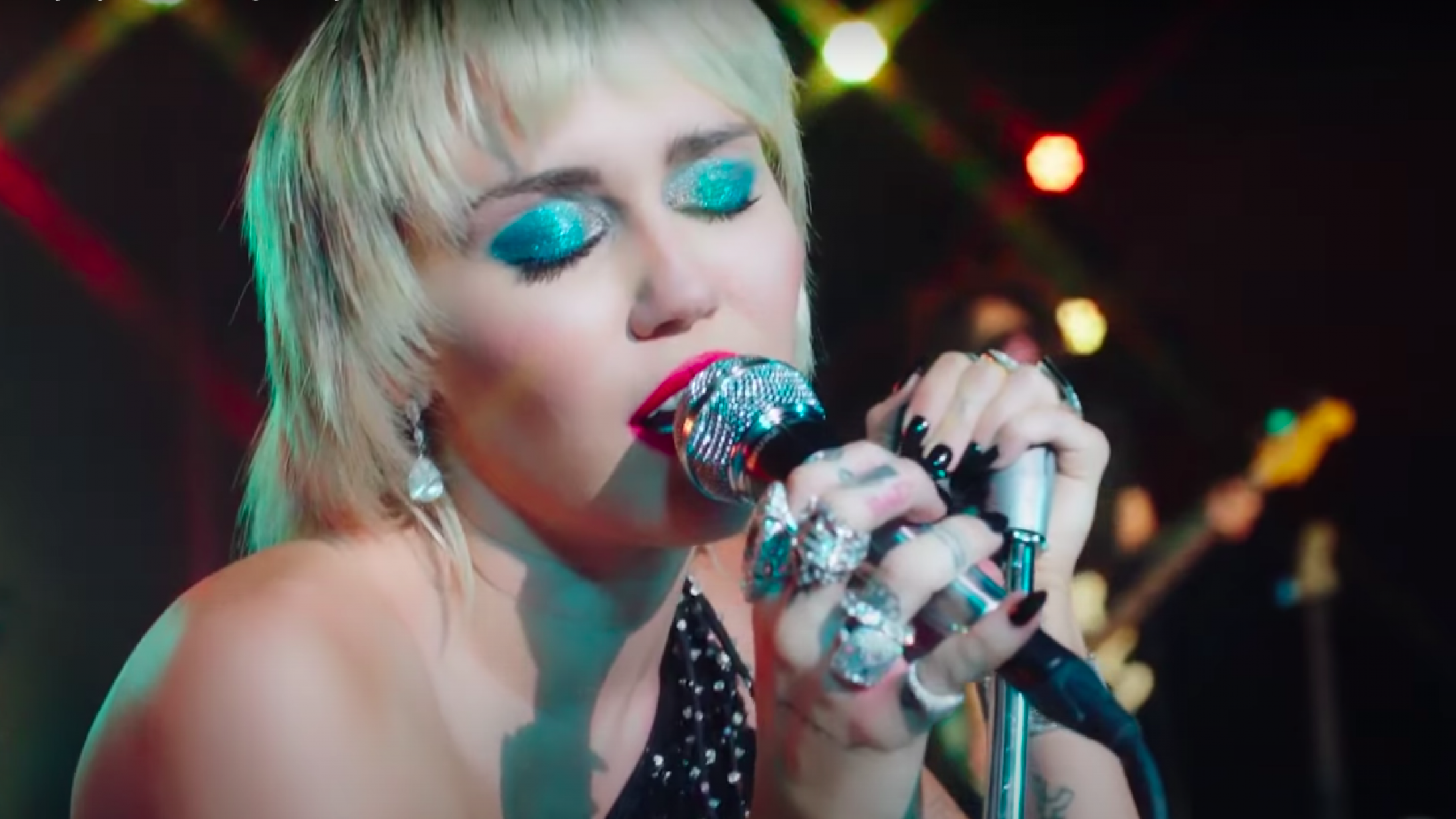 Miley Cyrus spillede ny single og episk 80’er-klassiker dedikeret til ...