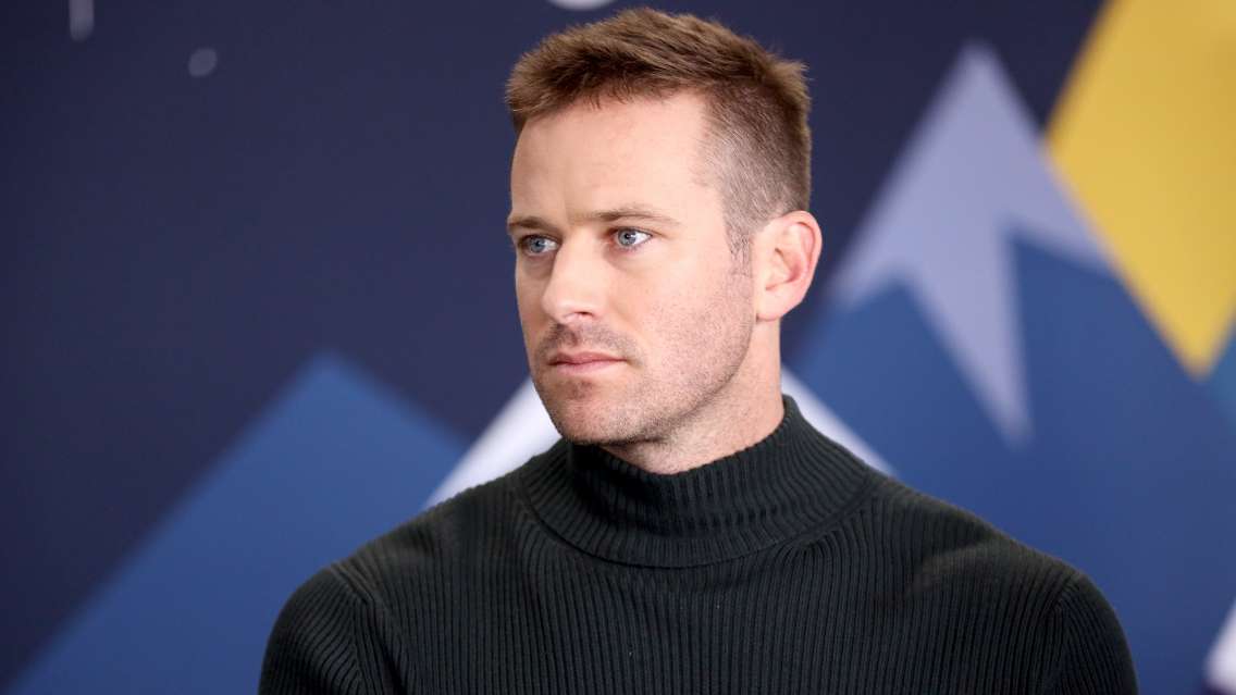 Armie Hammer forklarer sine kontroversielle kannibal-beskeder, der ...