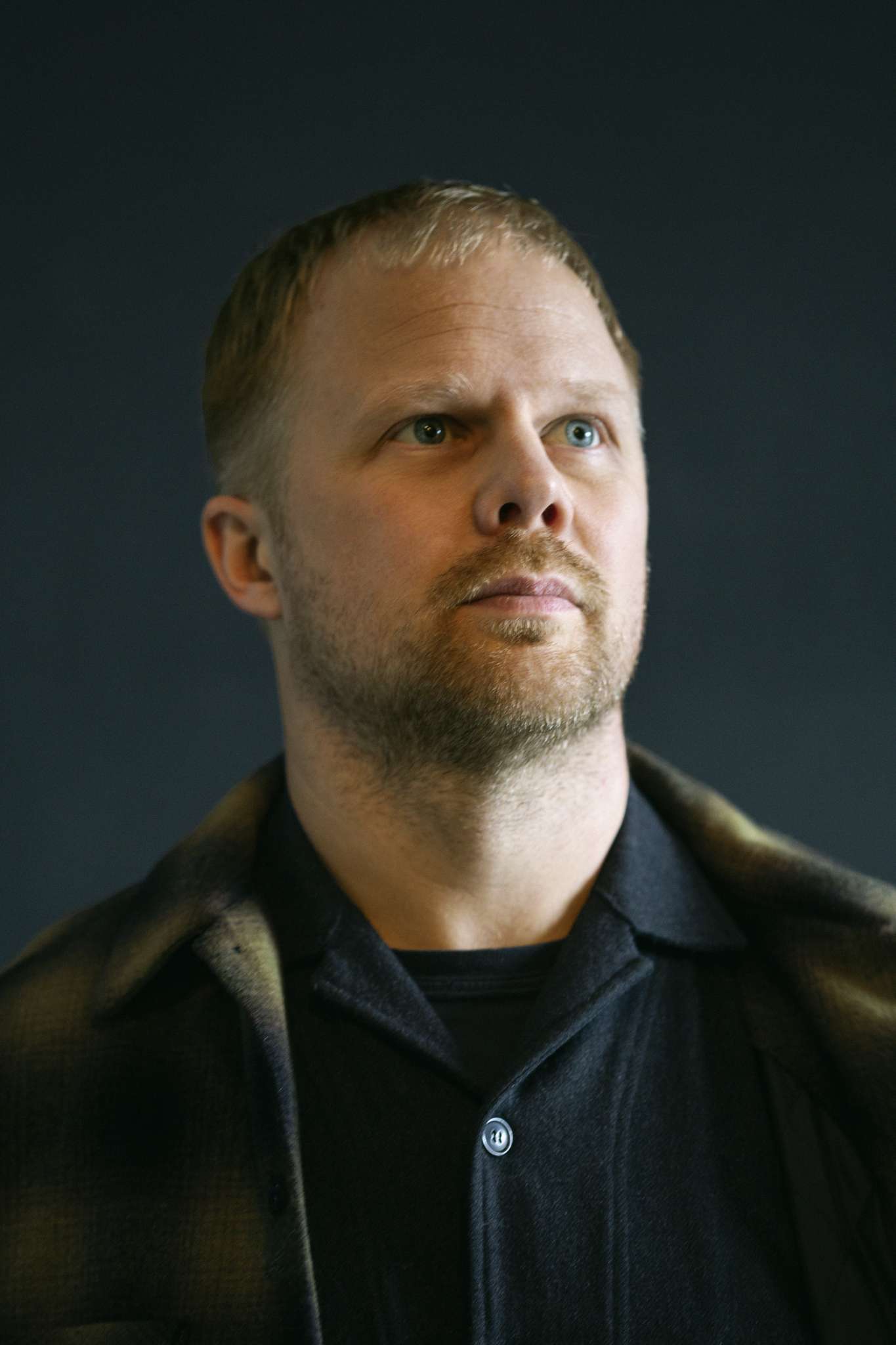 Adam August står bag DR3-serie bygget på sin egen misbrugshistorie ...