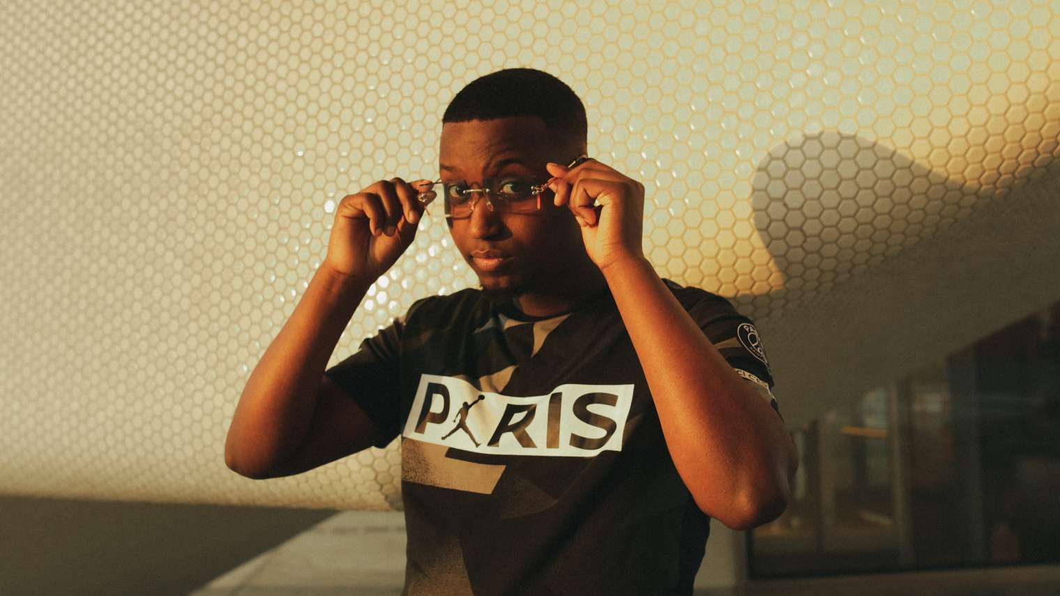 En af de vigtigste stemmer i Aarhus’ hiphop-renæssance har endelig ...