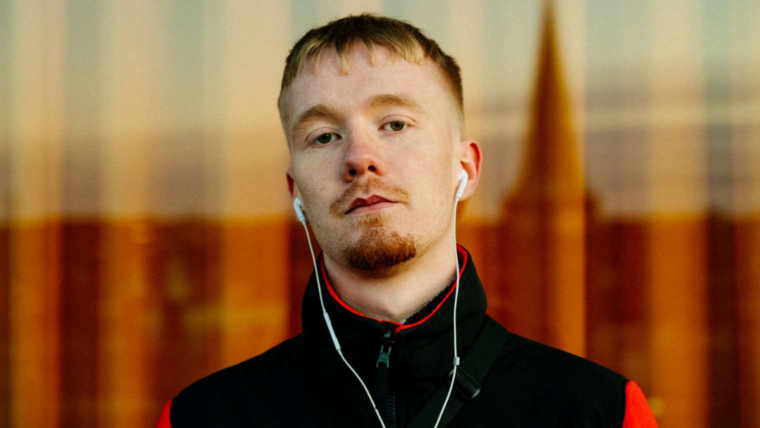 Den danske rapper Josvas debutalbum udforsker følelsen af at føle ...