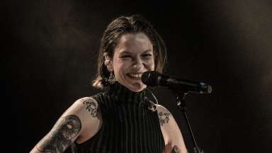 Selma Judith holdt publikum på tæerne under fængslende koncert på Hotel ...