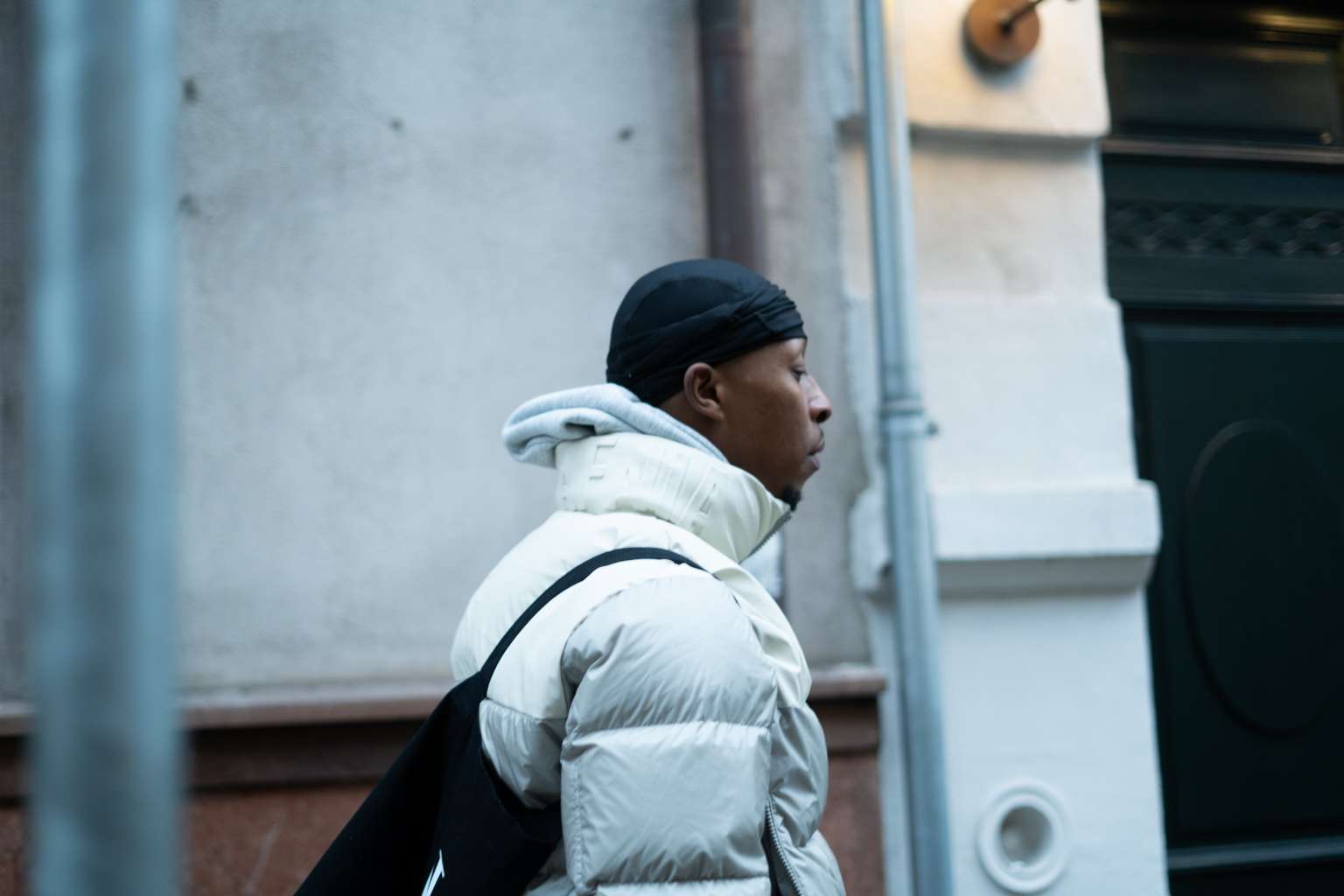 For tre år siden skrev Noah Carter under på en international ...