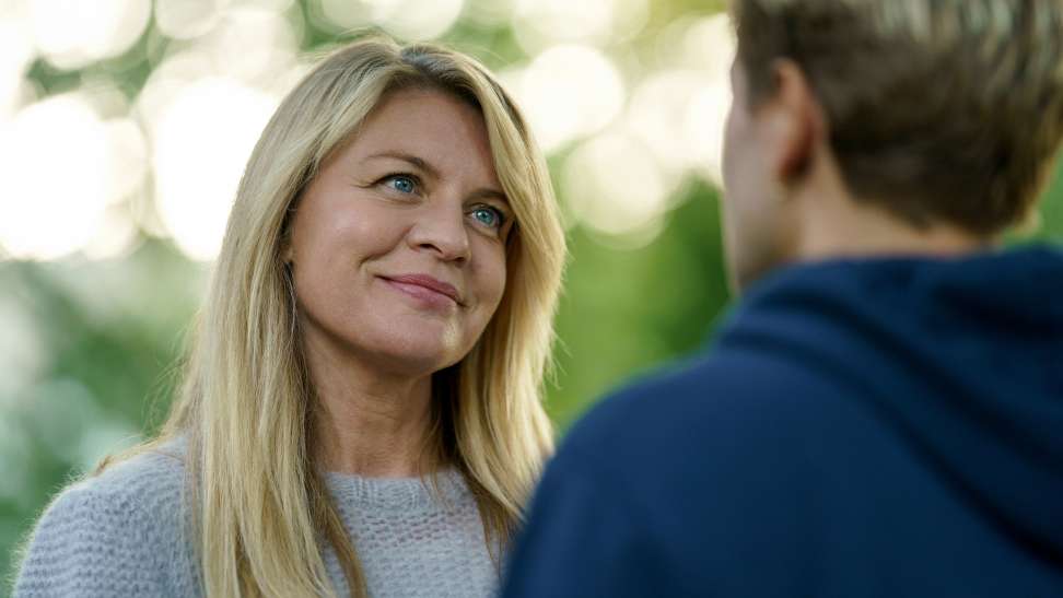 ’Tag min hånd’: Karaktererne kommer aldrig på rigtigt dybt vand i ny ...