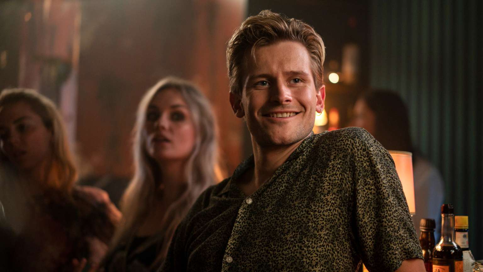 ’Tag min hånd’: Karaktererne kommer aldrig på rigtigt dybt vand i ny ...