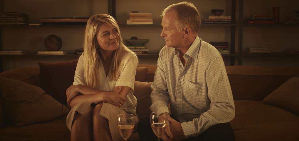 ’Tag min hånd’: Karaktererne kommer aldrig på rigtigt dybt vand i ny ...