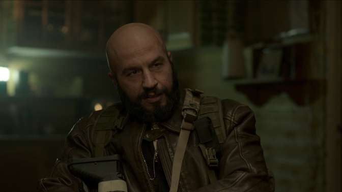 Hvad laver Dar Salim i en helikopter med Jake Gyllenhaal? Se det vilde ...