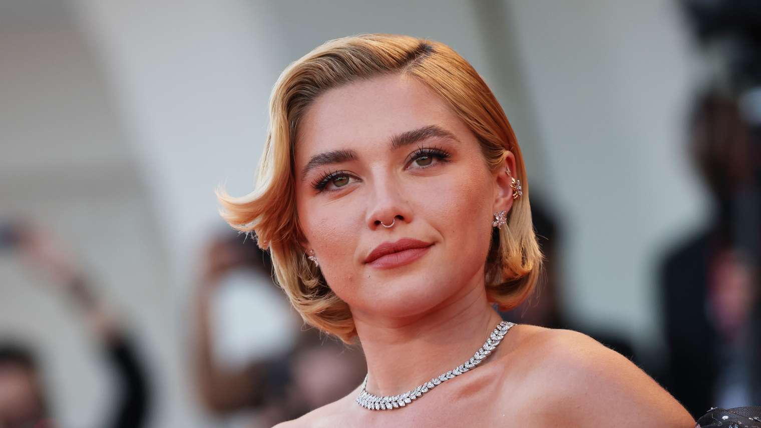 Florence Pugh blev bedt om at tabe sig og ændre sit ansigt tidligt i ...