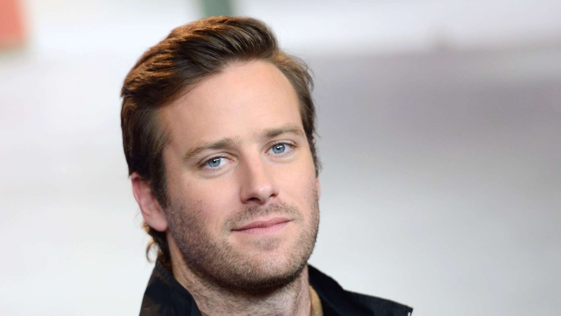 Se Armie Hammer tage dybfølt afsked med sin bil, fordi han har ikke råd ...