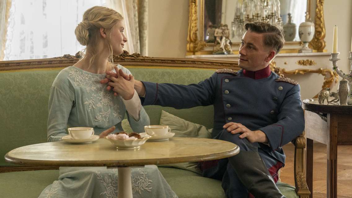 Esben Smed og Clara Rosager fører an i Bille Augusts ‘Kysset’ – se ...