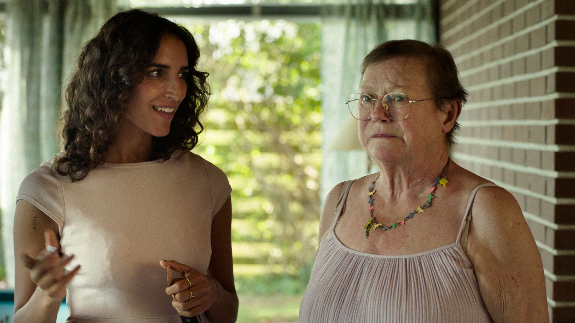 ’Ingen kender dagen’: Dansk multiplotfilm med store navne har svært ved at leve op til ...