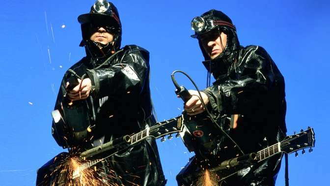 The KLF hærgede hitlisterne, men foragtede musikindustrien, og da de ...