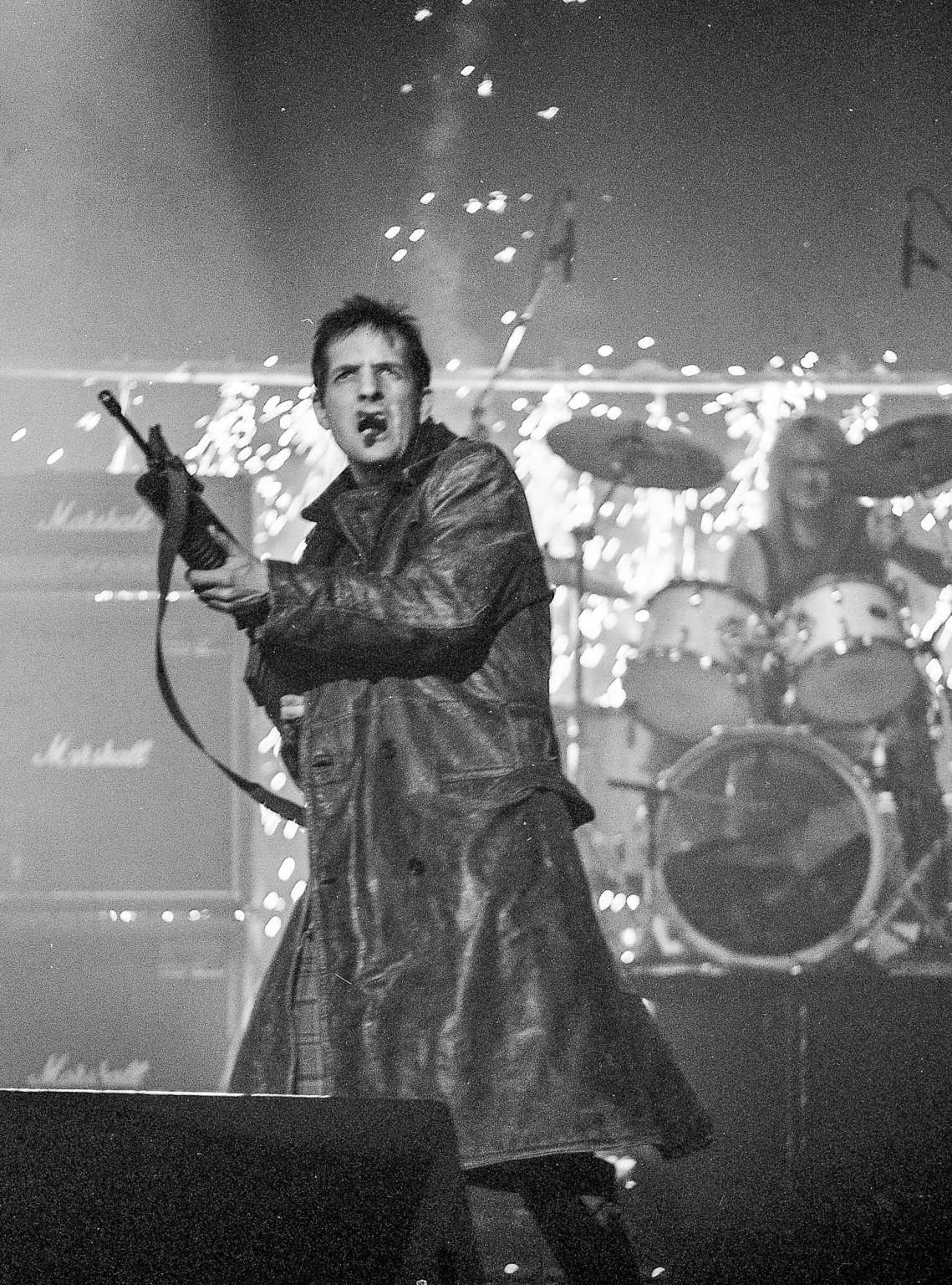 The KLF hærgede hitlisterne, men foragtede musikindustrien, og da de satte ild til en million ...