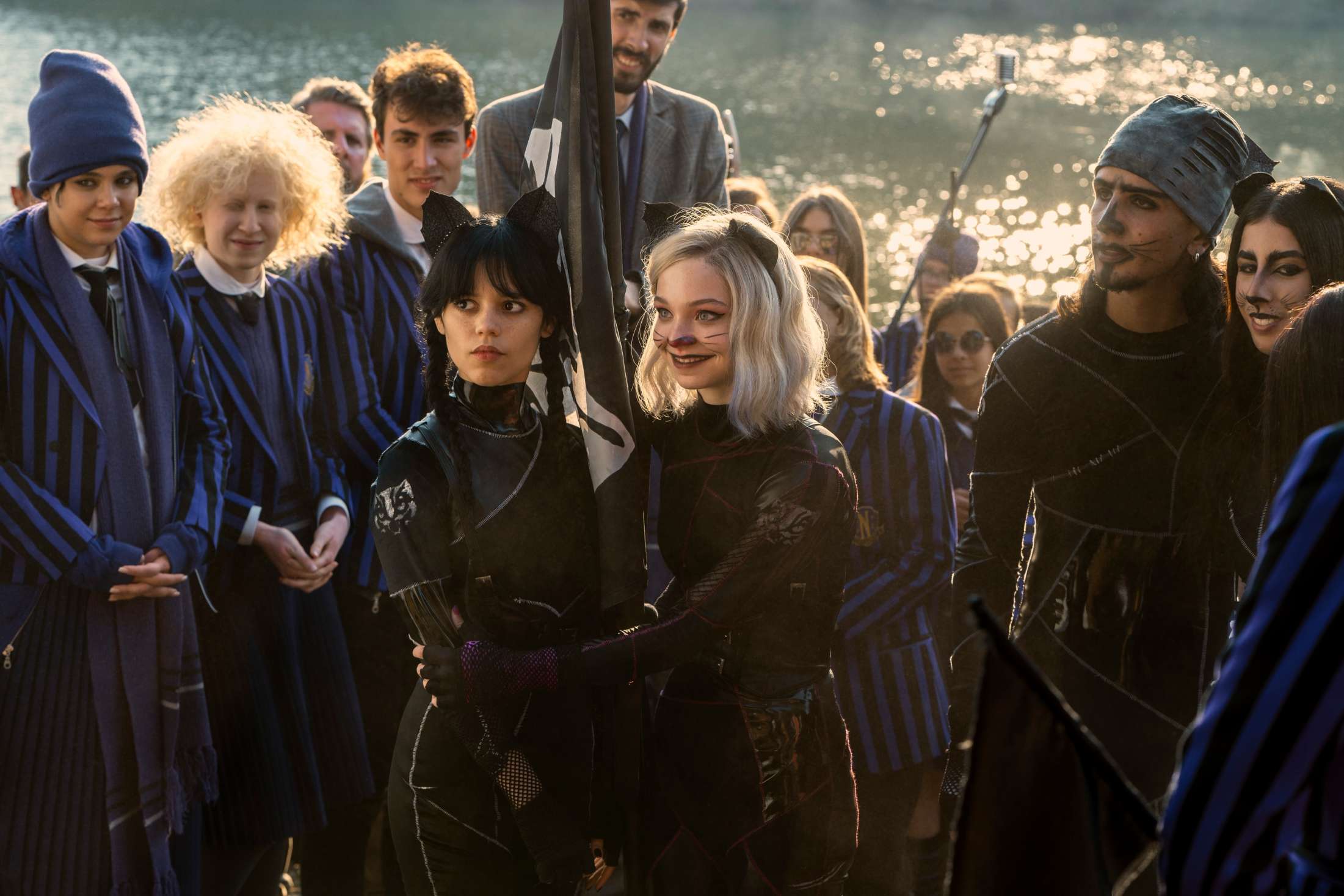 ‘Wednesday’: Man storsmiler sig hele vejen igennem Netflix’ Addams ...