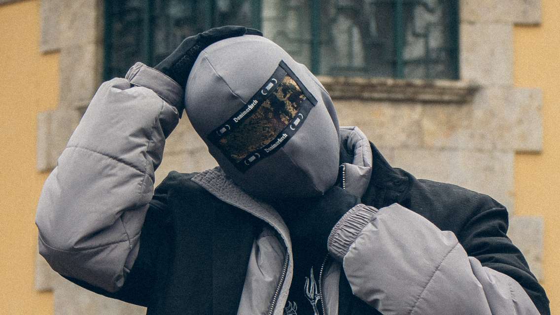 Hvem gemmer sig bag D1mas maske? Her er er alt, vi ved / Bag masken