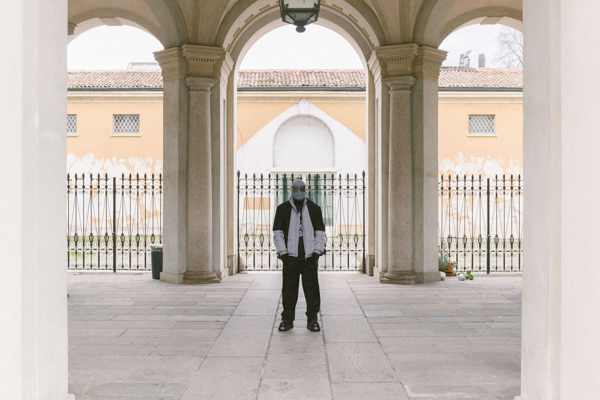 Hvem gemmer sig bag D1mas maske? Her er er alt, vi ved / Bag masken