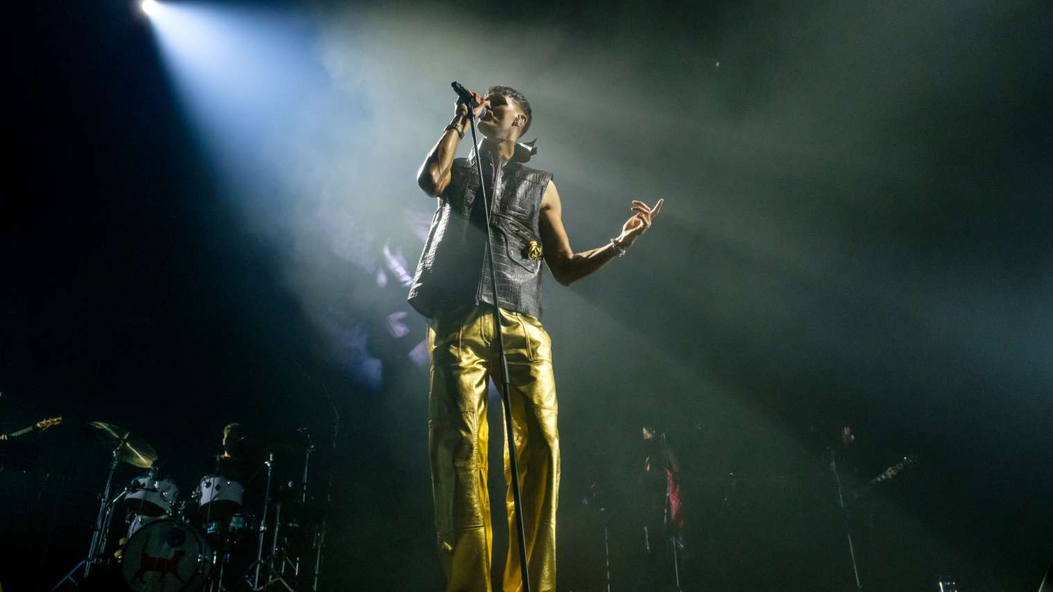 Se Tobias Rahim få Royal Arena til at danse kædedans til ‘Kurder i ...