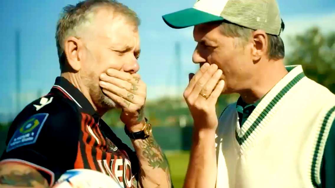 Casper Christensen skyder straffespark på Kasper Schmeichel i traileren ...