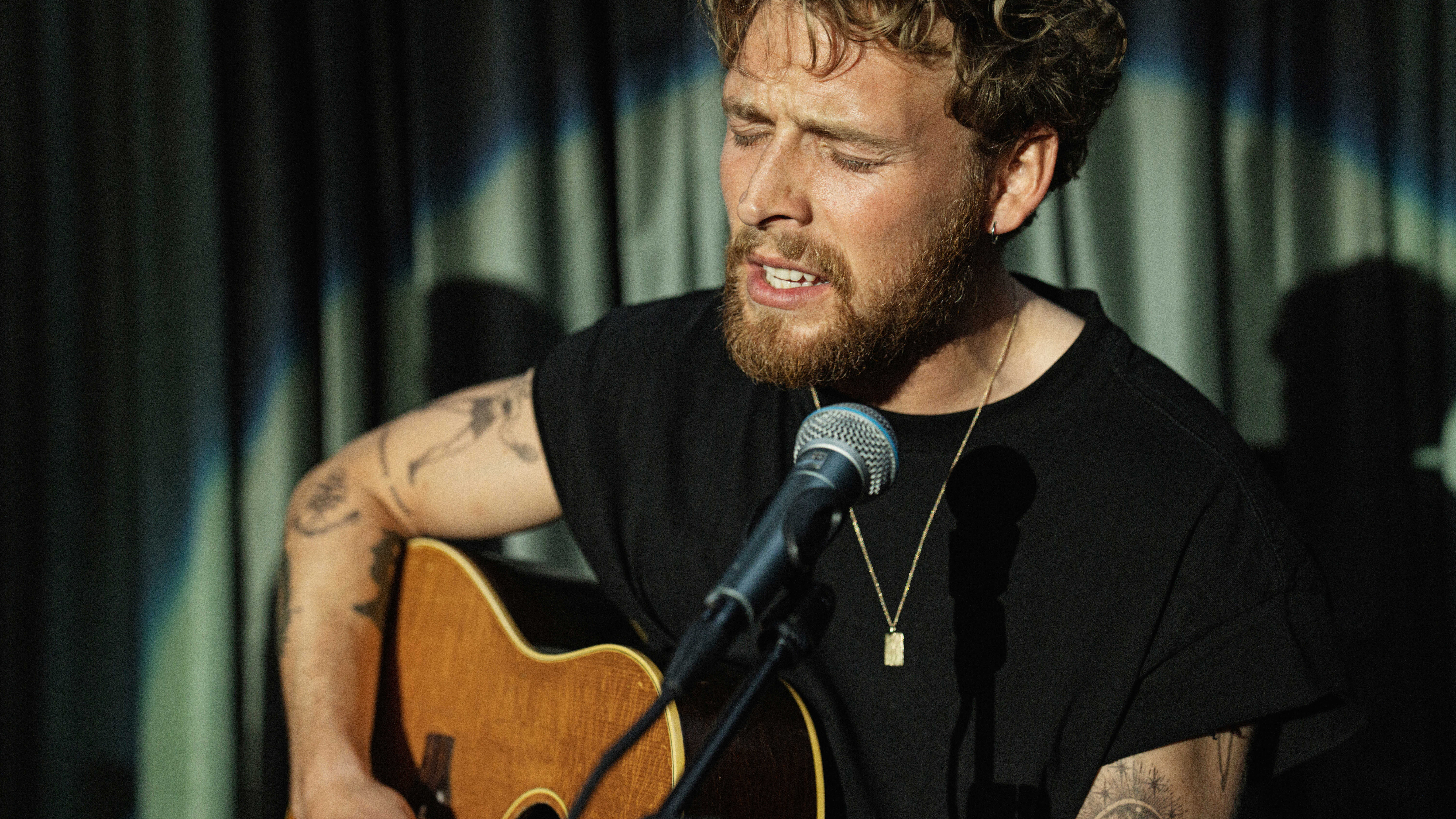 ’A Beautiful Life’: Christopher er perfekt som meget topløs popmusiker ...