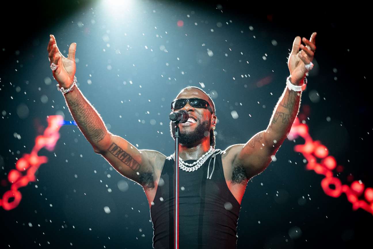 Selv ikke silende regn kunne slukke Burna Boys flamme på Roskilde ...