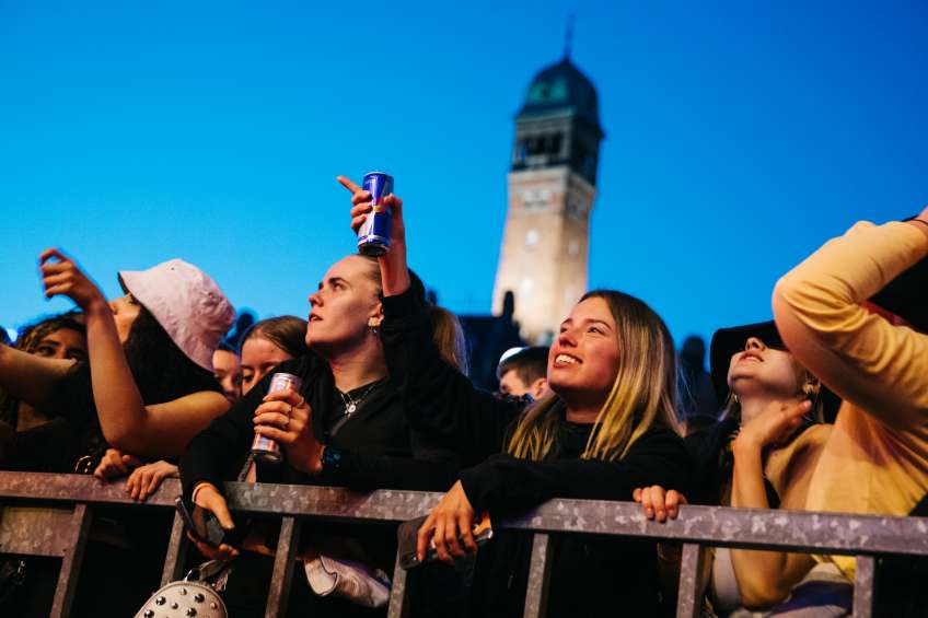 Til sidst var der flere rappere på scenen, end jeg kunne tælle til – se ...