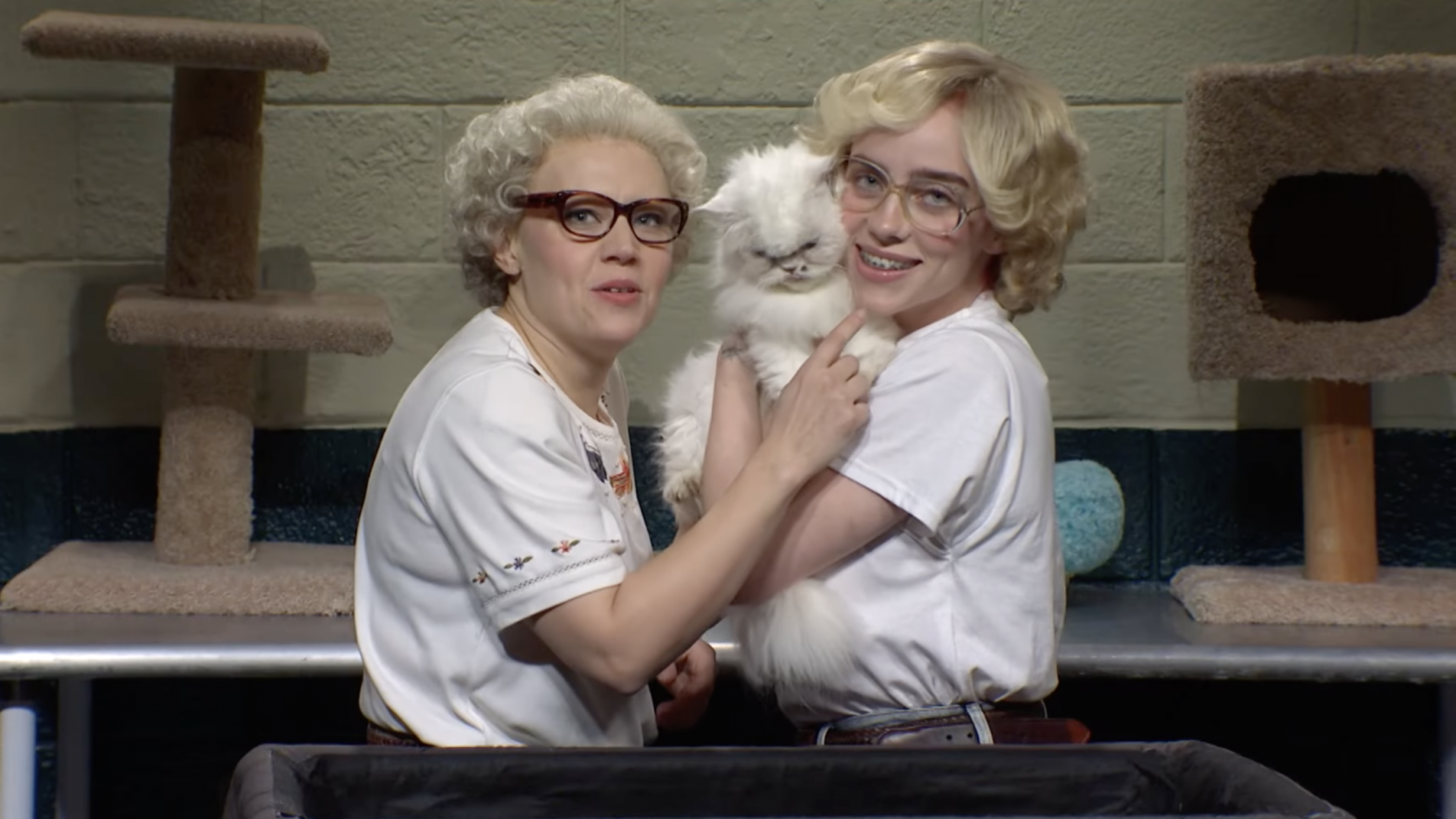 Se Billie Eilish spille ‘Barbie’-sang, juleklassiker og kattedame i ...