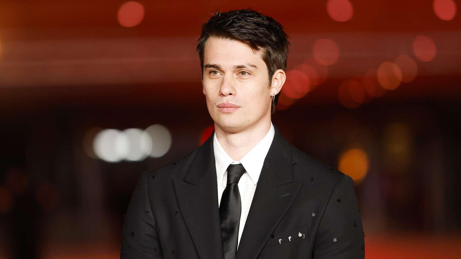 Hollywood-talentet Nicholas Galitzine deler første foto som ...