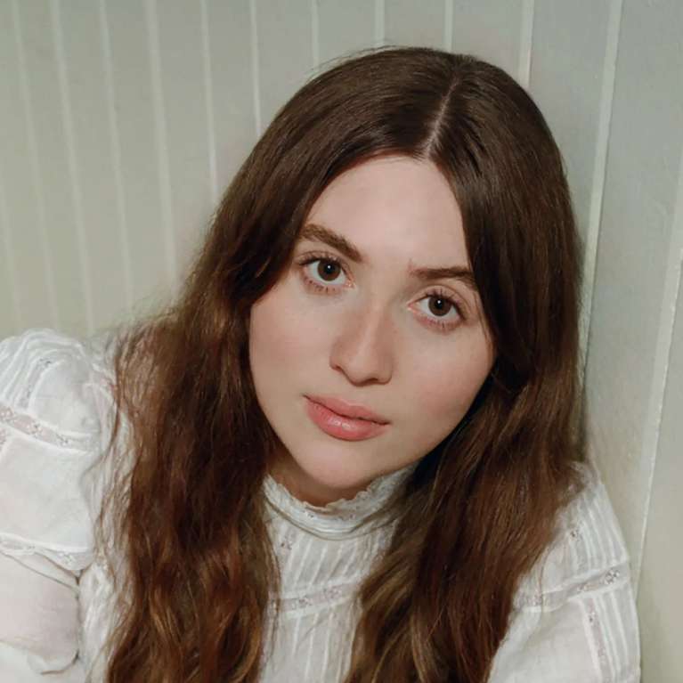 ‘My First Book’: Hun vaper på Versailles og springer ud som edgelord ...