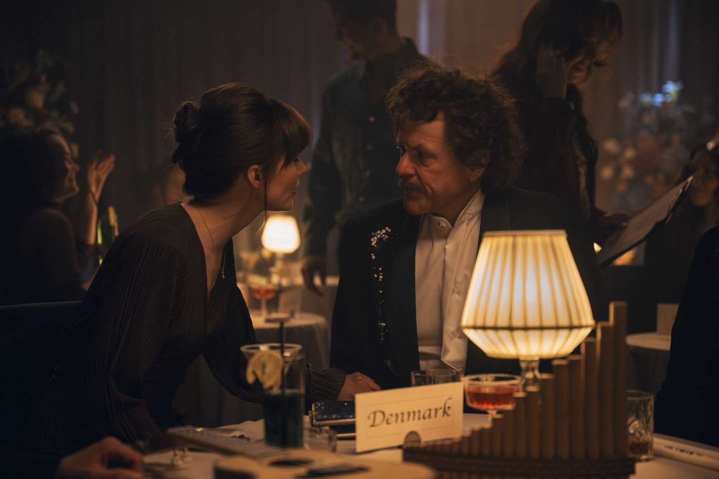 Se Anders Matthesen som Tommy Seebach på de første billeder fra ‘Under stjernerne på himlen’ / Nyhed