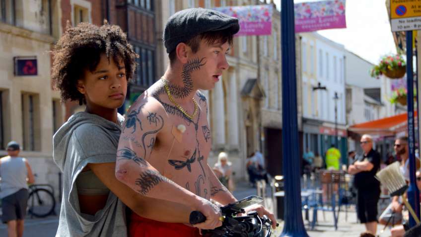 Se Barry Keoghan som stortatoveret ung far i traileren til ’Fish Tank ...
