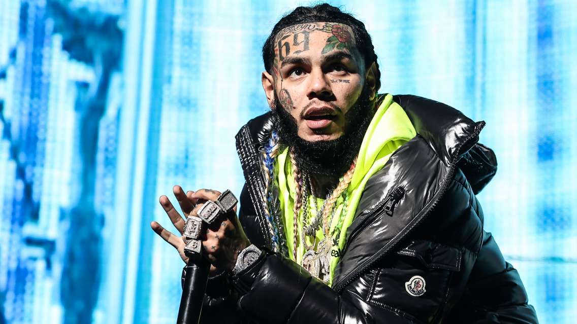 6ix9ine overgiver sig til politiet under to timer lang livestream / Nyhed