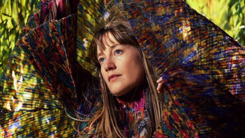 På ‘Humanhood’ kaster The Weather Station en redningskrans ud til alle ...