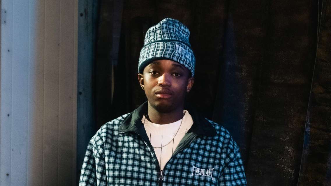 Rapkometen Zuloo er rykket fra kælderen til hitlisterne – nu er han i studiet med de største ...