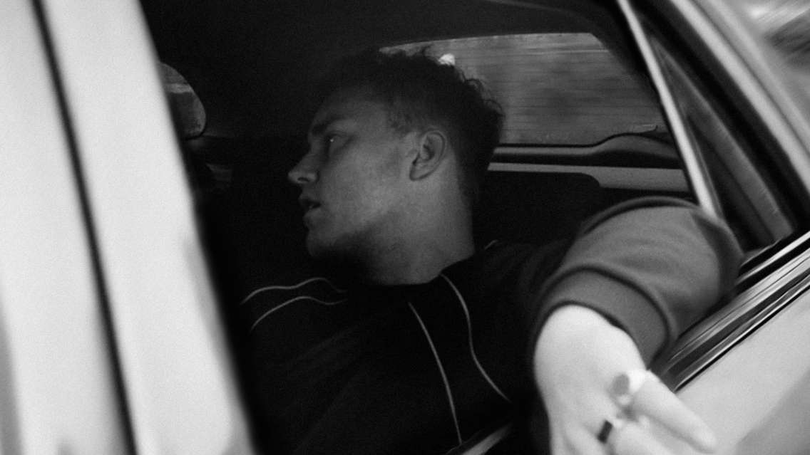 ‘People Watching’: Sam Fenders overproppede heartland-rock lyder som en ...