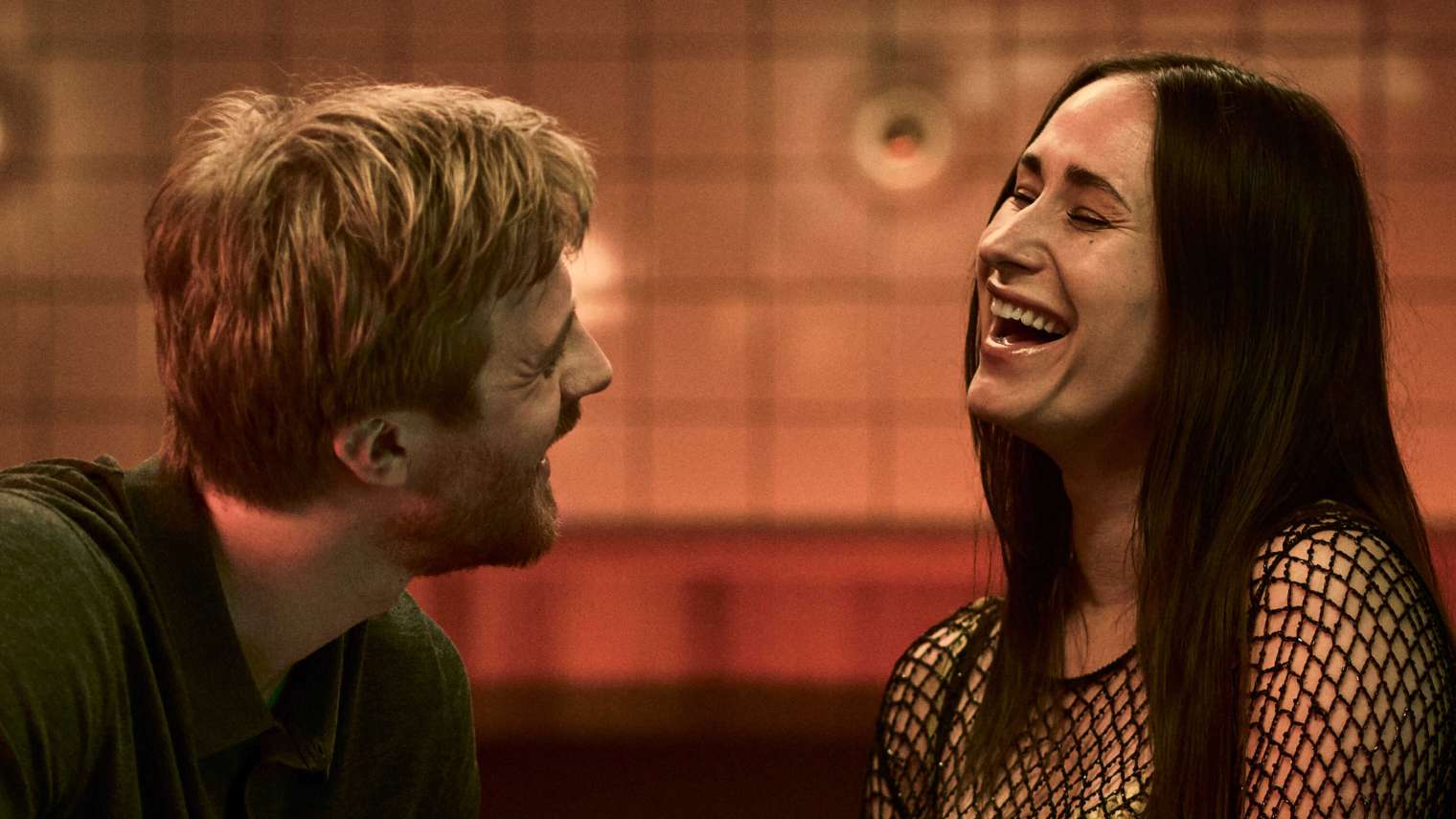 ’Sult’: Ditte & Louises Netflix-film er lige så ærlig og knivskarp, som den er pissesjov / Film