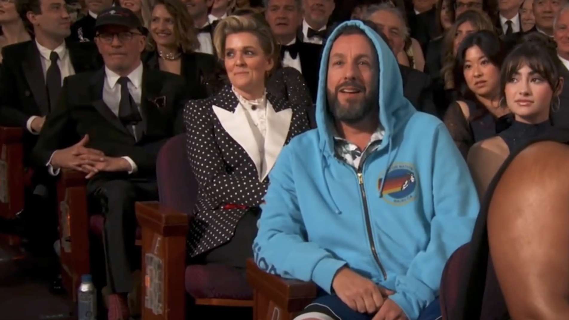Adam Sandler dukkede op til Oscar-showet i shorts og hoodie og skred ...