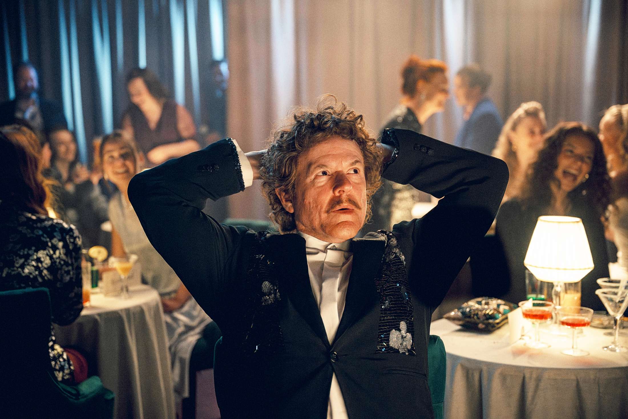 ’Under stjernerne på himlen’: Tåkrummende dialog skæmmer film om Tommy Seebach trods velsyngende ...