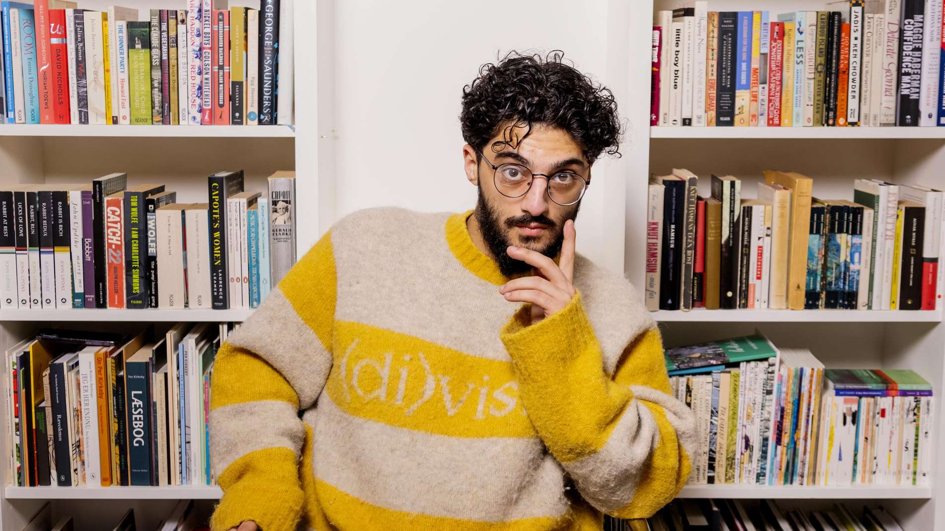 Haidar Ansari skriver ned i en lille bog, om han kan lide de mennesker ...