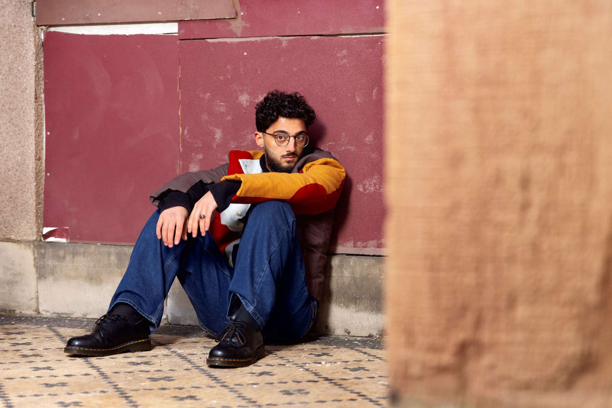 Haidar Ansari skriver ned i en lille bog, om han kan lide de mennesker ...