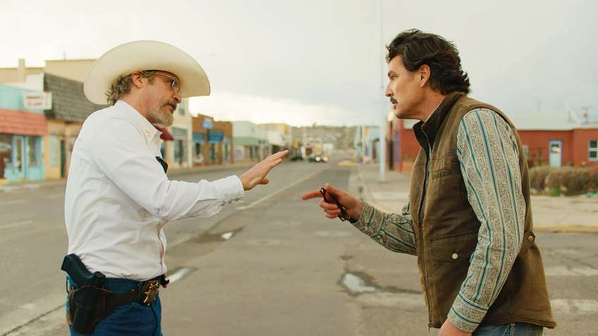 Pedro Pascal stikker Joaquin Phoenix en lussing i traileren til Ari ...