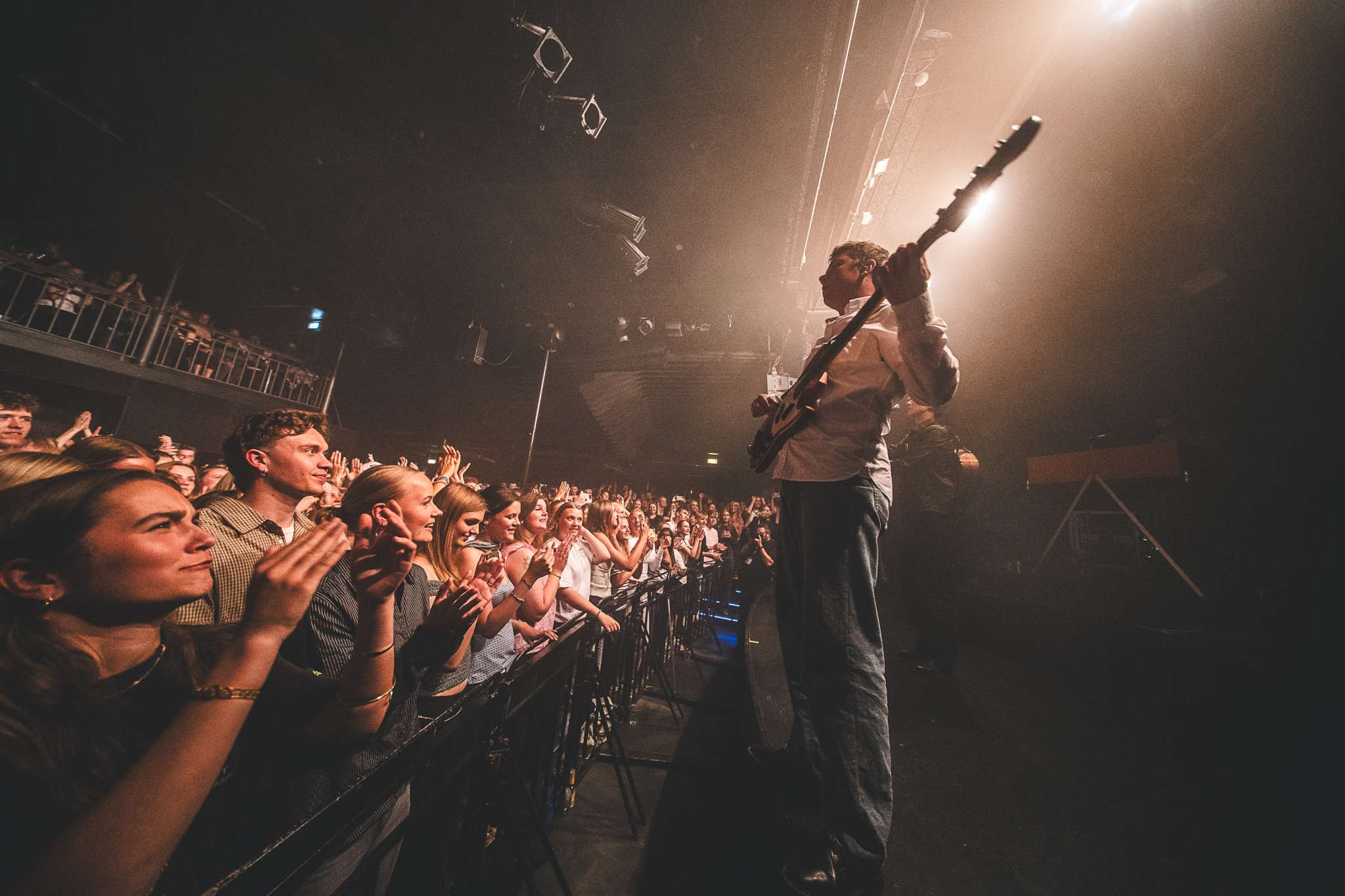 Publikum næsten overdøvede forsangerens mikrofon, da veloplagte Aphaca ...