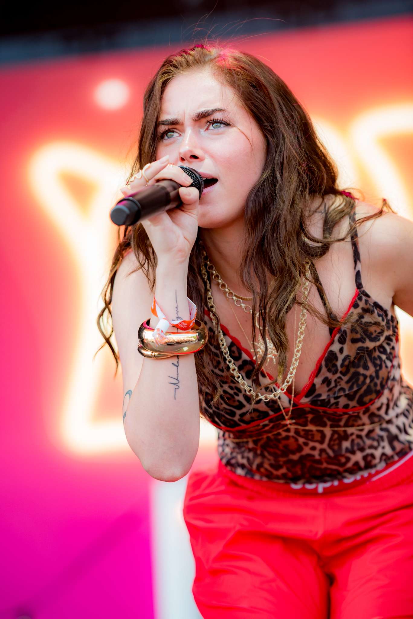 Mumles Roskilde Festival-debut blev reddet af et gigahit og to konfettikanoner / Koncert