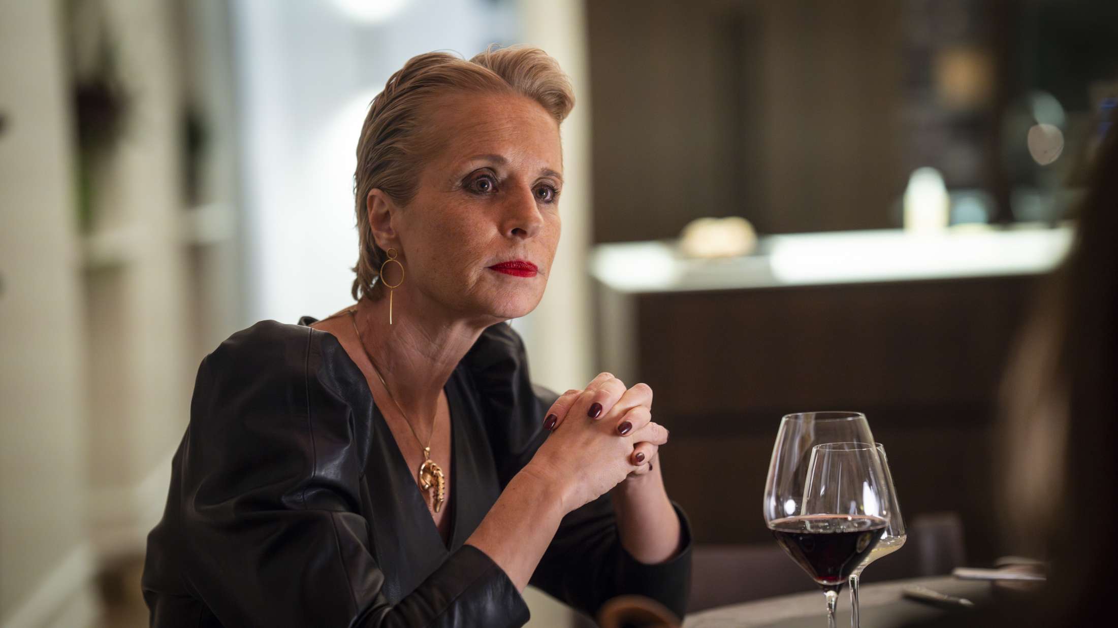 ’Klovn’ sæson 10 afsnit 1: Det var helt nostalgisk at se Frank vanære en afdød igen / 'Klovn ...