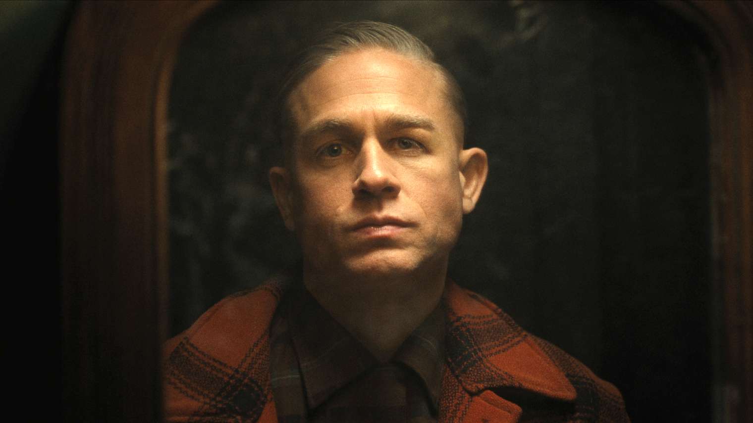 Se Charlie Hunnam som den berygtede morder Ed Gein i første trailer til ...