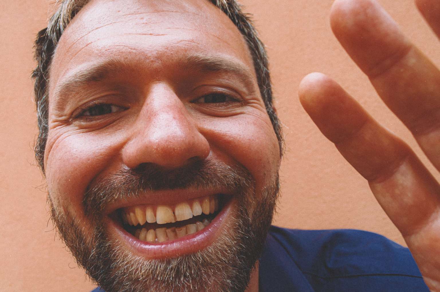 Sebastian Wegener skåner ikke nogen på ‘Naturen’ – og allermindst sig ...