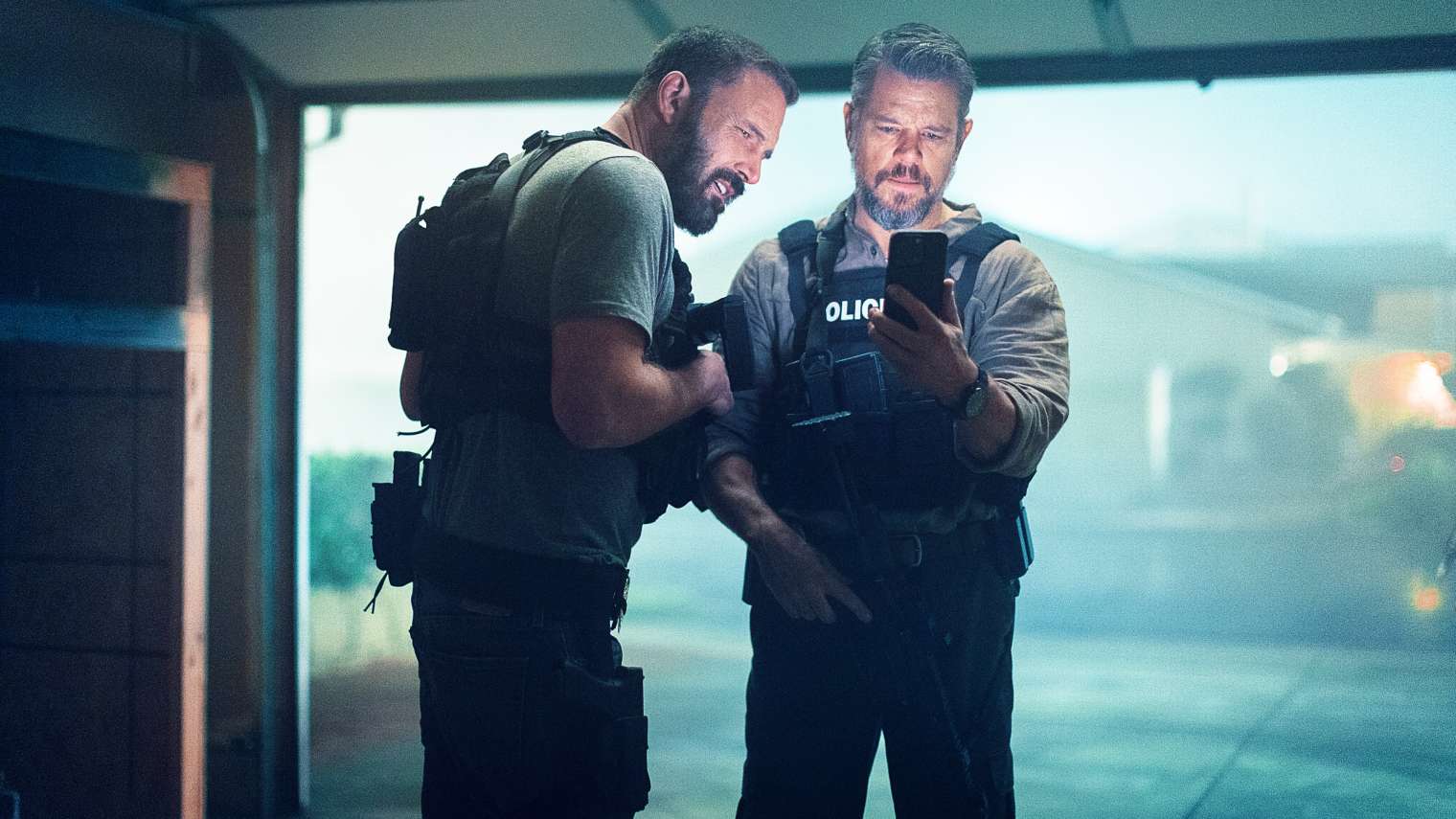 ’The Rip’: Matt Damon og Ben Affleck genforenes i skuffende ...
